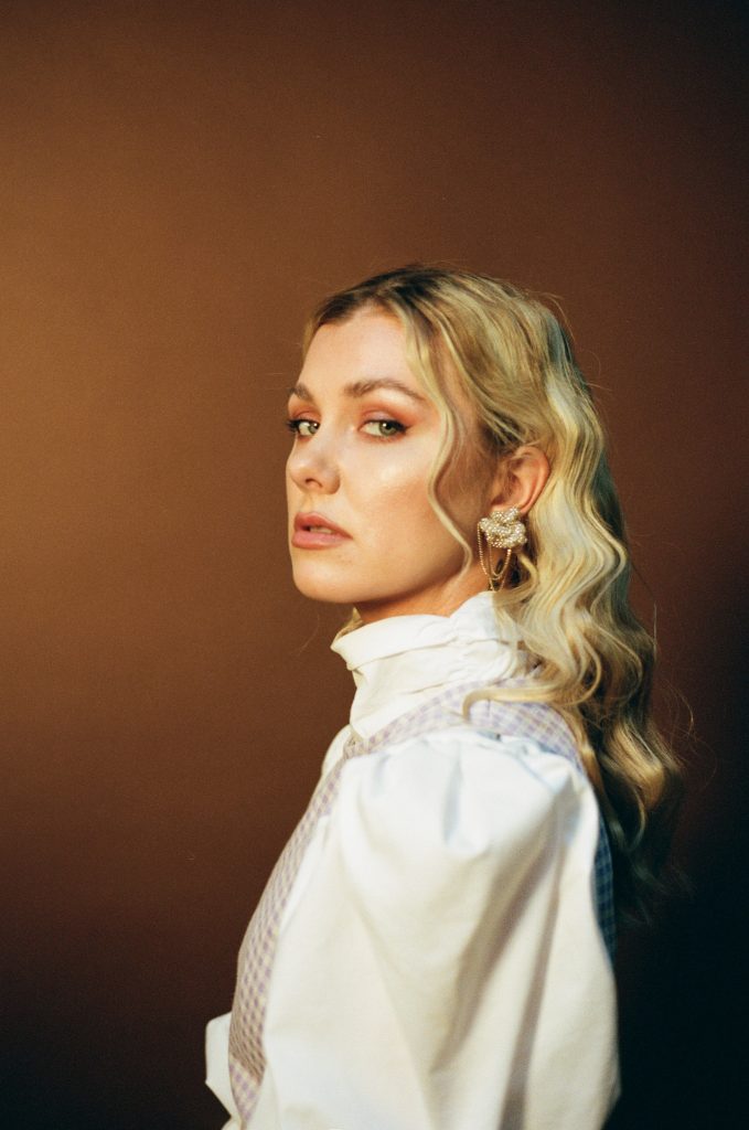 Singer-songwriter Clara Mae provides simple lyric video for latest song ...