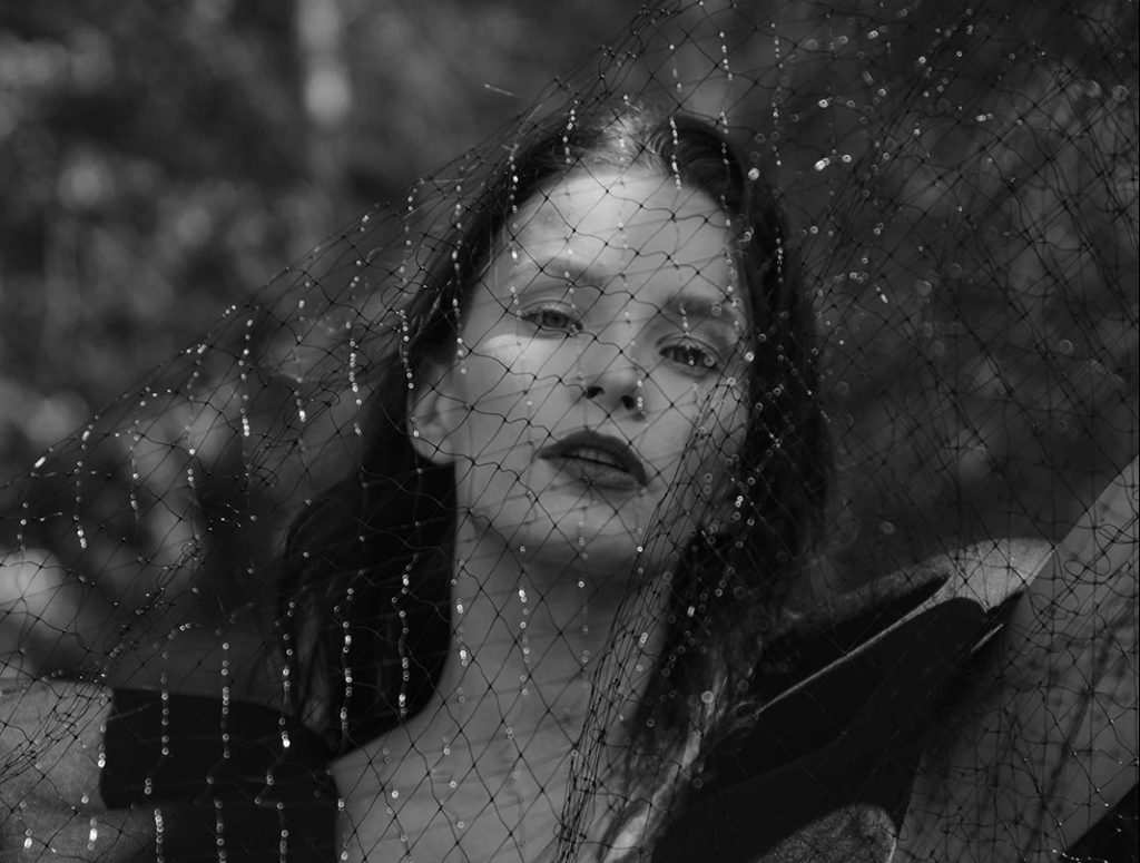 EMMI IIDA unleashes a sensual new single, ‘Trinity’ – Raudio